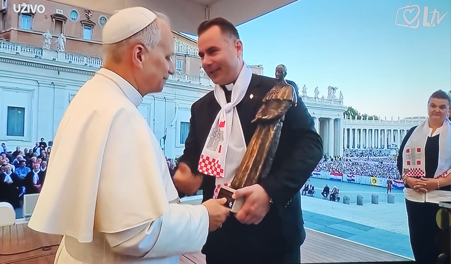Krašićki župnik vlč. Ivan Vučak darovao Papi kipić bl. kardinala ...